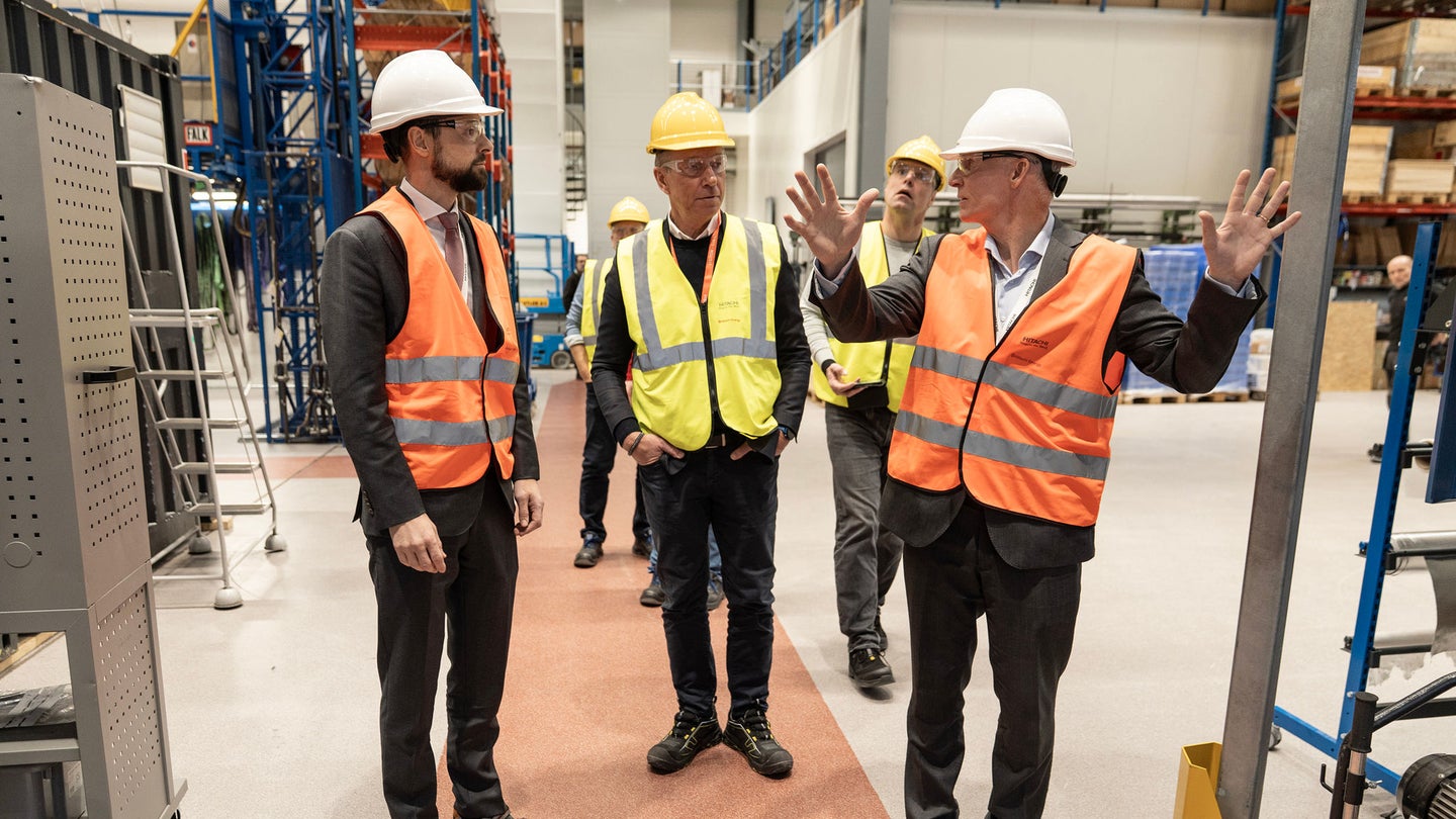 Styrket kraftberedskap: Energiministeren besøkte Hitachi Energy i Drammen